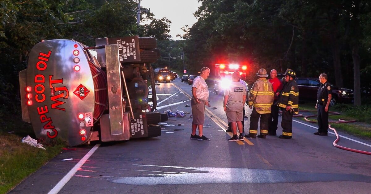 WATCH *** TANKER ROLLOVER… LARGE OIL SPILL… DRIVER EXTRICATED ...